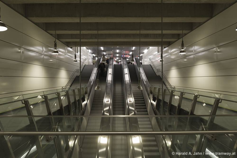 Wien, U-Bahn-Linie U2 (03620138).jpg