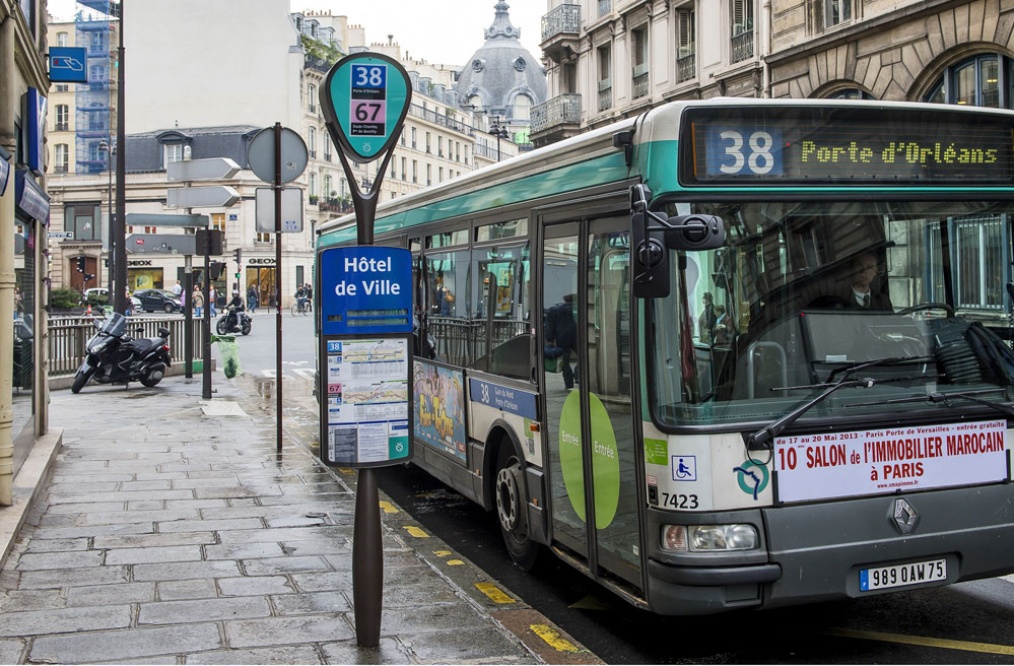 Paris, Busstation, Minimalvariante neu, die alte Form gut weitergeführt